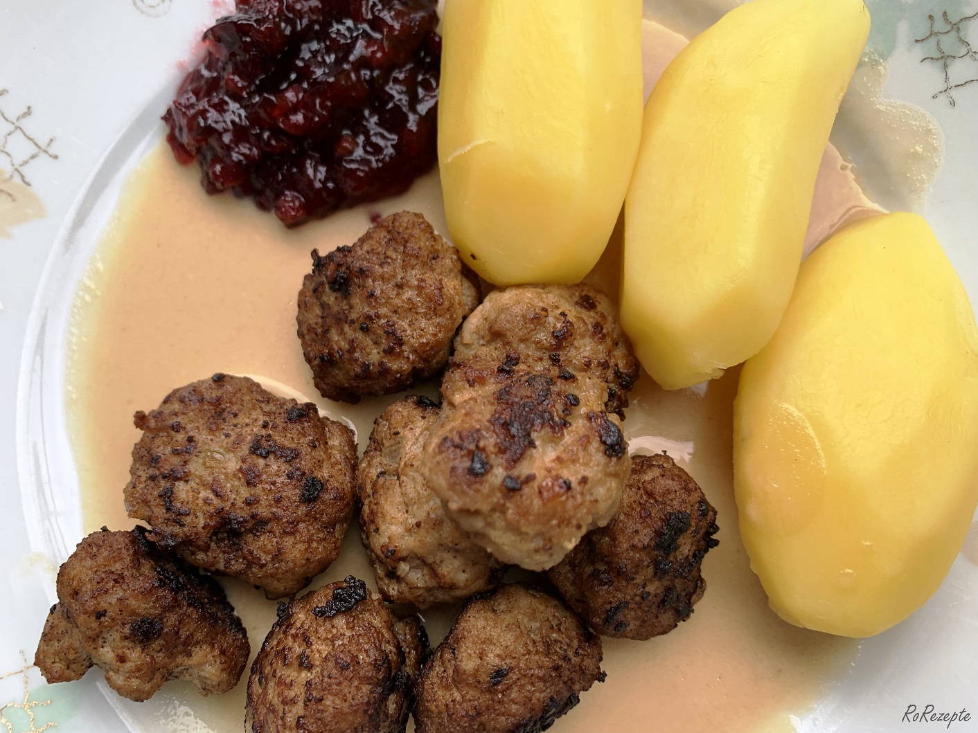 Köttbullar mit brauner Soße, Preiselbeeren und Kartoffeln - RoRezepte